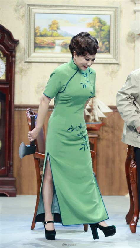 56岁蔡明穿旗袍美腿若隐若现 身材凹凸有致显风情蔡明旗袍性感蔡明play手机新浪网
