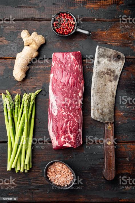 오래된 정육점 칼칼을 곁들인 생 신선한 대리석 쇠고기 필레의 미식가 부분 오래된 어두운 나무 테이블 배경 상단 보기 플랫 레이 0명에 대한 스톡 사진 및 기타 이미지