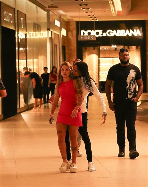 Oruam Passeia Com A Namorada Fernanda Valença E Casal Vai A Loja De Luxo