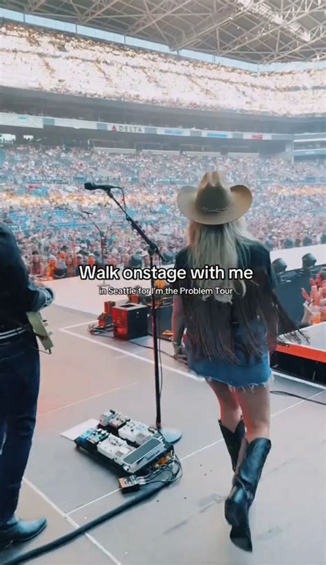 Miranda Lambert Suffers Cheeky Wardrobe Malfunction Onstage ‘cant