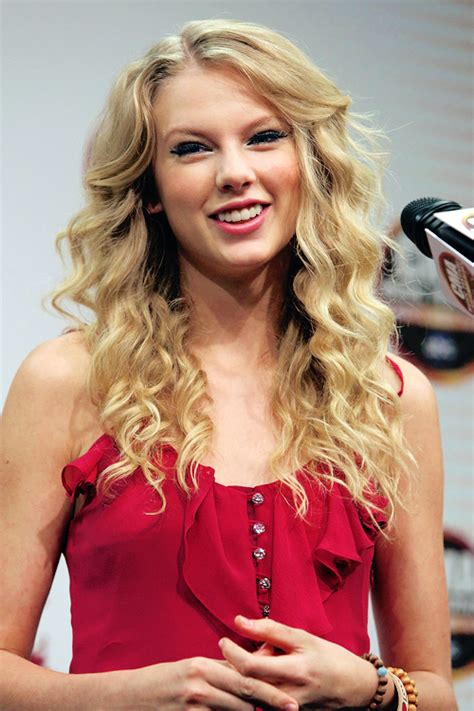 Taylor Swift Smiling Red