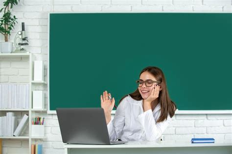 Aluna Na Educação Universitária Jovem Estuda Na Sala De Aula Da