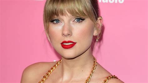 Taylor Swift Pink Lipstick