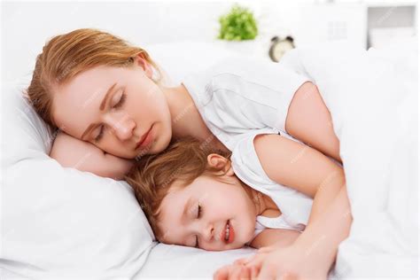 Familia Feliz Madre E Hija Durmiendo En La Cama Abrazando Foto Premium