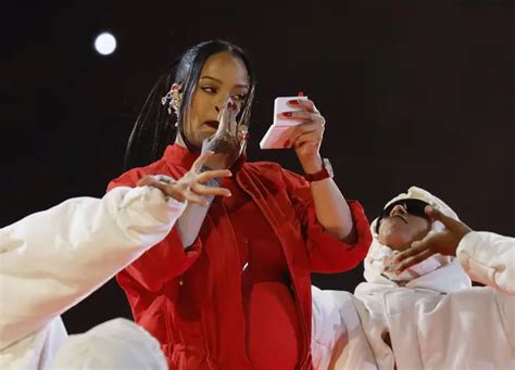 20 Photos From Rihannas Super Bowl Performance That Make Us Feel Like