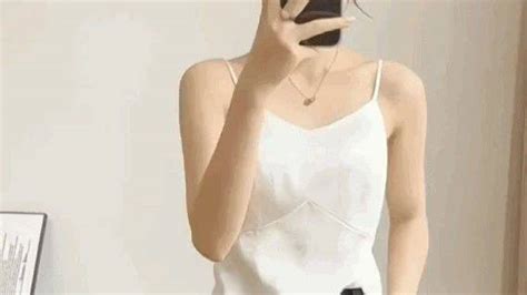 东方美学小吊带！女生不要局限于一个风格️清冷又不失高级199面料自带时尚