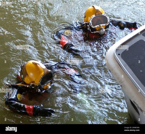 Us Navy U S Navy Divers Assigned To Mobile Diving And Salvage Unit