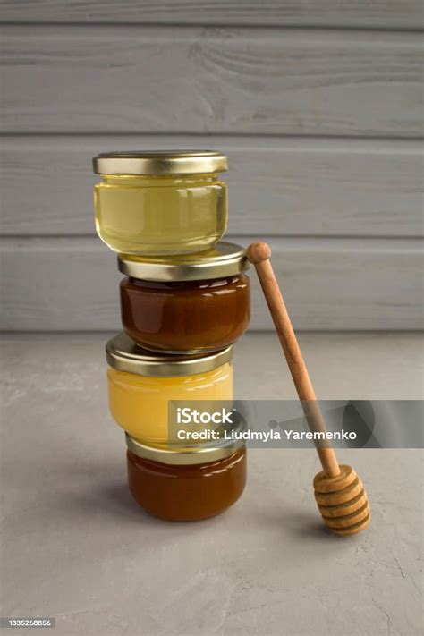 회색 배경에 작은 유리 항아리에 꿀의 다른 종류 클로즈업 0명에 대한 스톡 사진 및 기타 이미지 0명 갈색 개체 그룹 Istock