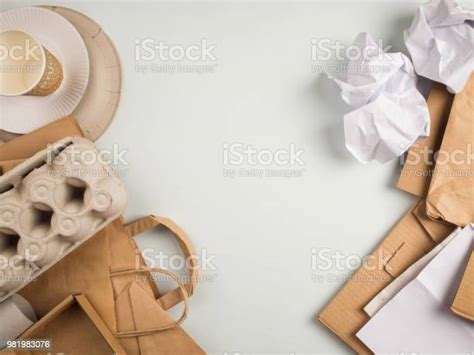 휴지로 만든 제품 재활용 종이 일회용 식기 패키지 상자 골 판지 계란 포장 봉투 화장지 개념 환경 보호 자연 보호 재활용 상위 뷰 복사 공간 감소에 대한 스톡 사진 및 기타