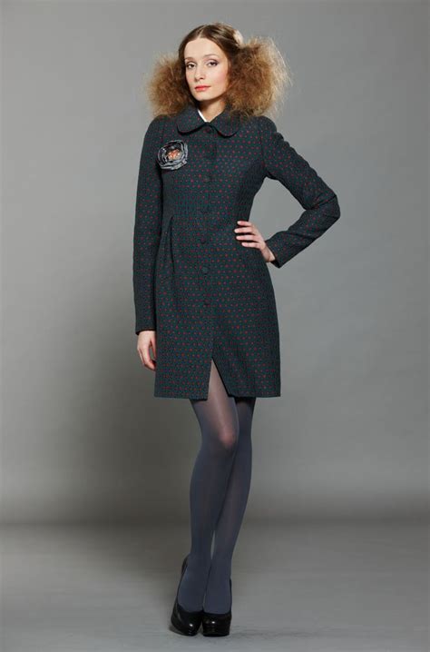 Пальто со встречными складками , в белую черточку. Каталог пальто 2011