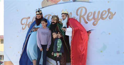 Los Reyes Magos Melchor Gaspar Y Baltazar Celebran A Los Niños De