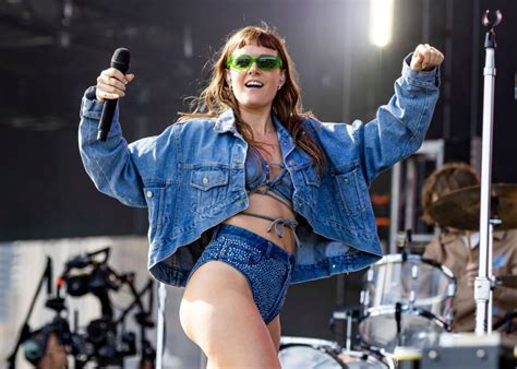 Tove Lo Se Grabó Probando Dulces Chilenos El Cuchuflí No Le Gustó Mucho