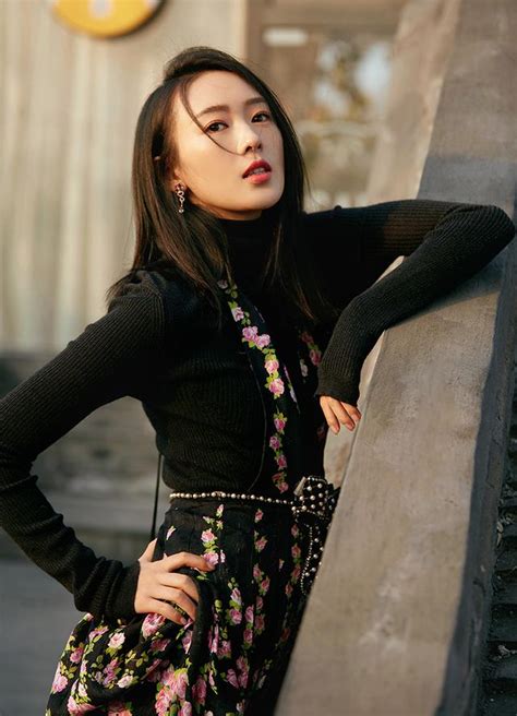 童瑤最新冬日寫真曝光 後面古寨和她搭配當今最接地氣 每日頭條