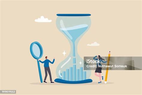 시간 관리 또는 직원 작업 표 분석 시간 추적 효율성 또는 생산성 근무 시간 또는 프로젝트 일정 개념 비즈니스 사람들 프로젝트 관리자는 모래 유리에서 시간 그래프를