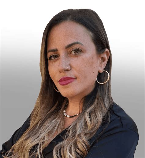 האישה שתקפה באלימות פעיל ימין מחוץ לביהמש רופאה בשיבא ערוץ 14 C14