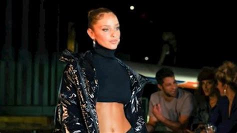 נטע אלחמיסטר לא מפחדת מהקור מצטלמת בבגד ים גם בחורף אייס