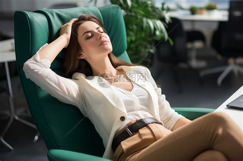 办公椅上休息上商业人士高清图片下载 正版图片 摄图网 办公椅上休息上商业人士高清图片下载 正版图片 摄图网