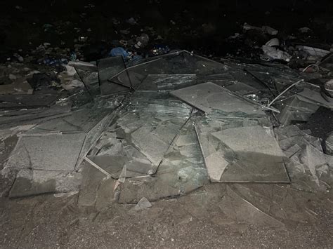 Rruga Në Muhofc Të Ferizajt E Mbuluar Nga Xhamat E Thyer