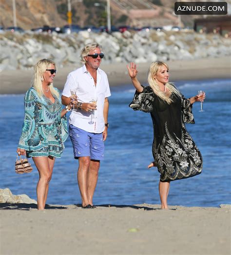 Nikki Lund Sexy Singer Fashion Designer Hangs Out With Hair And