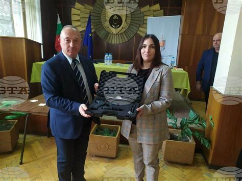 Заместник министърът на вътрешните работи връчи ново служебно оръжие на полицейски служители от