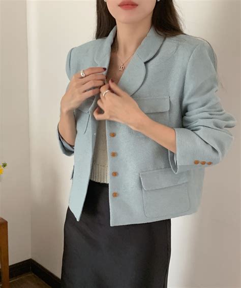 파스텔 봄 숏자켓 테일러 카라 직각어깨 싱글버튼 잔단추 앞포켓 짧은 자켓 봄 간절기 단정한 깔끔한 격식룩 결혼식 하객룩 오피스룩 소개팅 상견례룩