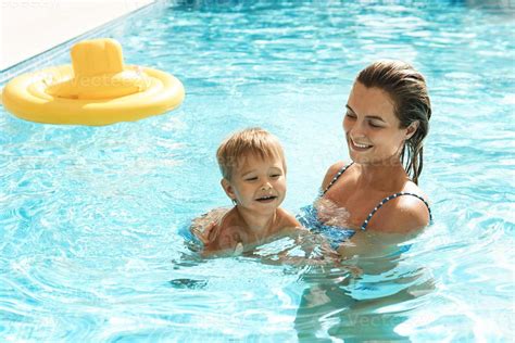 Madre Y Su Pequeño Y Lindo Hijo Nadando En La Piscina Al Aire Libre