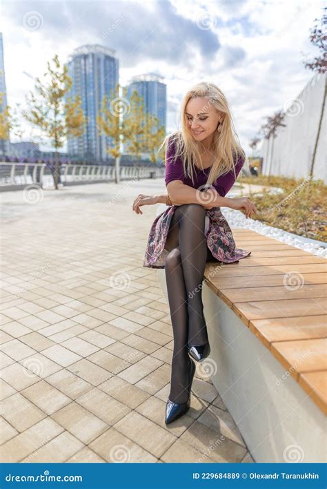 Blonde Vrouw Met Perfecte Benen In Pantyfoons En Schoenen Met Hoge
