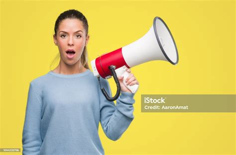 아름 다운 젊은 여 자가 깜짝 얼굴 두려워 하 고 공포 식으로 흥분 충격에서 무서 워 확성기를 들고 감정에 대한 스톡 사진 및 기타 이미지 Istock