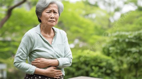 공원에서 복통이 있는 할머니 복통 갱년기 갱년기 컨디션 나쁨 몸살 여성 할머니 조모 시니어 노년 노인 고령자 고화질 사진 사진 소매 배경 일러스트 및 사진 무료