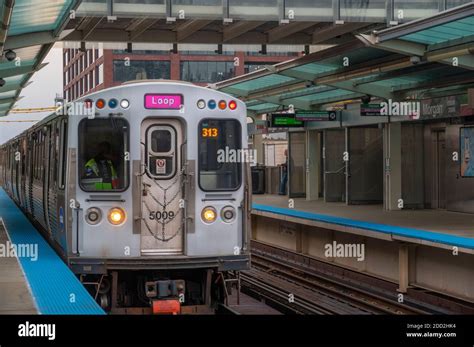 The Loop Train Stop On The L Train Or Elevated Track In Chicago Stock