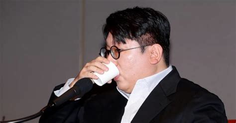 포토 기조연설문 마치고 물 마시는 방시혁 의장