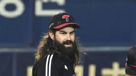 포토 켈리 병살로 끝내고 미소~