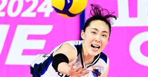 서브 넣는 황민경 사진