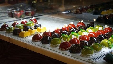Beragam Makanan Penutup Cokelat Dan Jelly Di Jendela Pajangan Toko Kue Foto Stok Unduh Gambar