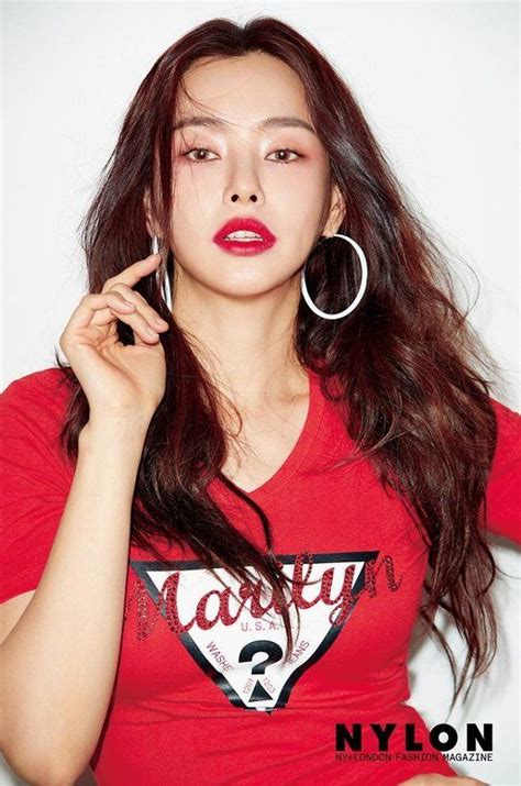 무술가 장발 남자 스튜디오 포즈