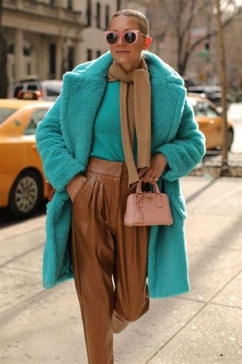 What Colors Go With Teal Clothes