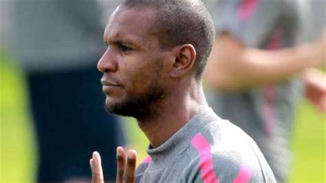 Nach Op Fc Barçelona Spieler Mit Ovationen Für Eric Abidal