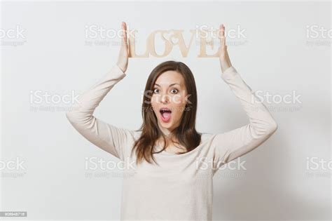 흰색 바탕에 그녀의 머리 나무 말씀 사랑 위에 들고 가벼운 캐주얼 옷에 아름 다운 젊은 웃는 여자 광고에 대 한 공간을 복사 합니다 세인트 발렌타인 또는 국제 여성의 날