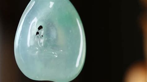 独坐水云间，观一泓澄明青碧空染，水滴之形 独坐水云间，观一泓澄明 雪涛声住，松风影定 一滴水生一世界 须臾垂坠照三千 庄家翡翠 美术馆 翡翠 东方美学 翡翠珠宝 Jade