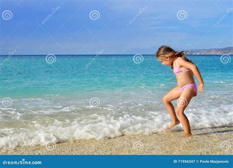 Niña Pequeña Adorable Que Disfruta De Sus Vacaciones De Verano En La