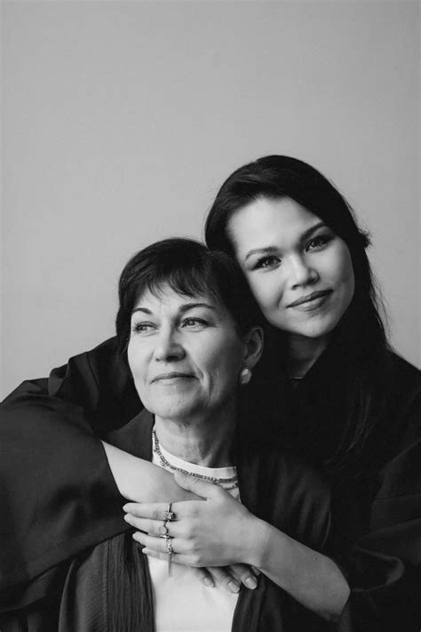 Семейная фотосессия мамы и взрослые дочери Фотосессия Семейные