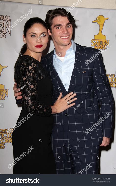Rj Mitte Girlfriend How Breaking Bads Rj Mitte Is Breaking Barriers