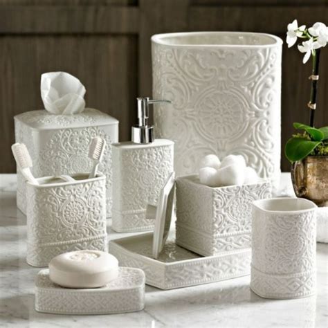 Les Accessoires De Salle De Bain Pour Un Bon Temps à La Maison White Bathroom Accessories
