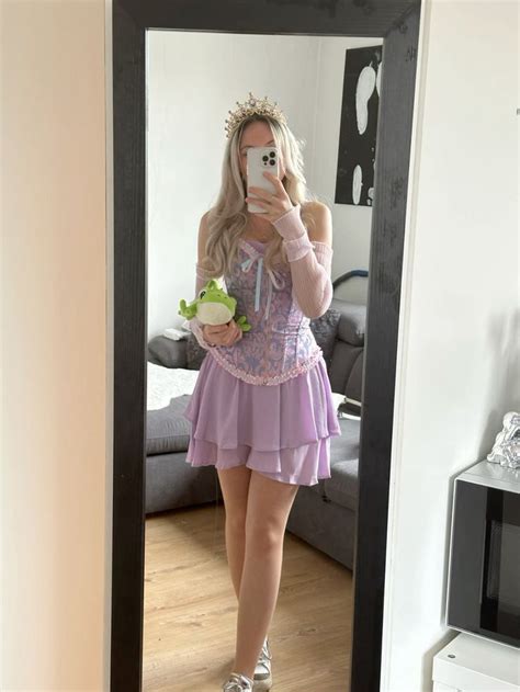 Mirror Photo 📸 Pretty Halloween Costumes Rapunzel Halloween Costume Princess Halloween Costume