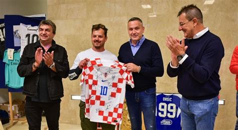 Marijan Kustić Sa Suradnicima Na Proslavi 30 Obljetnice Nk Pag Novi List