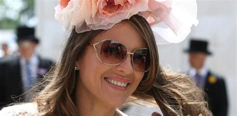 בנקאי נשוי שילם 81 א ד לנשק את השחקנית אליזבת הארלי גלובס