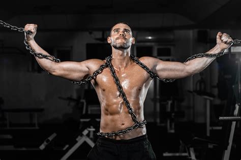 Hombre Musculoso Esclavo Encadenado En El Gimnasio El Prisionero