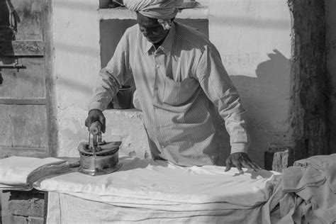 Foto Sejarah Penggunaan Setrika Awalnya Hanya Memakai Panci Logam