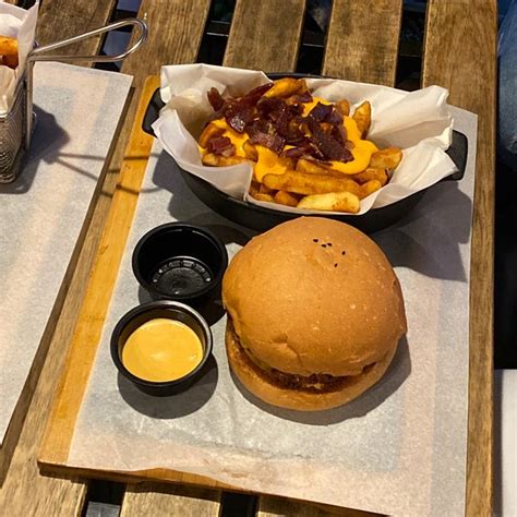 Ryans Burger برجر ريان الروضة 133 Tips