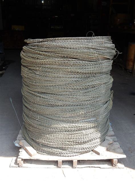 Us Military Concertina Wire Razor Wire 12 Pallet 20 Rolls 50ft